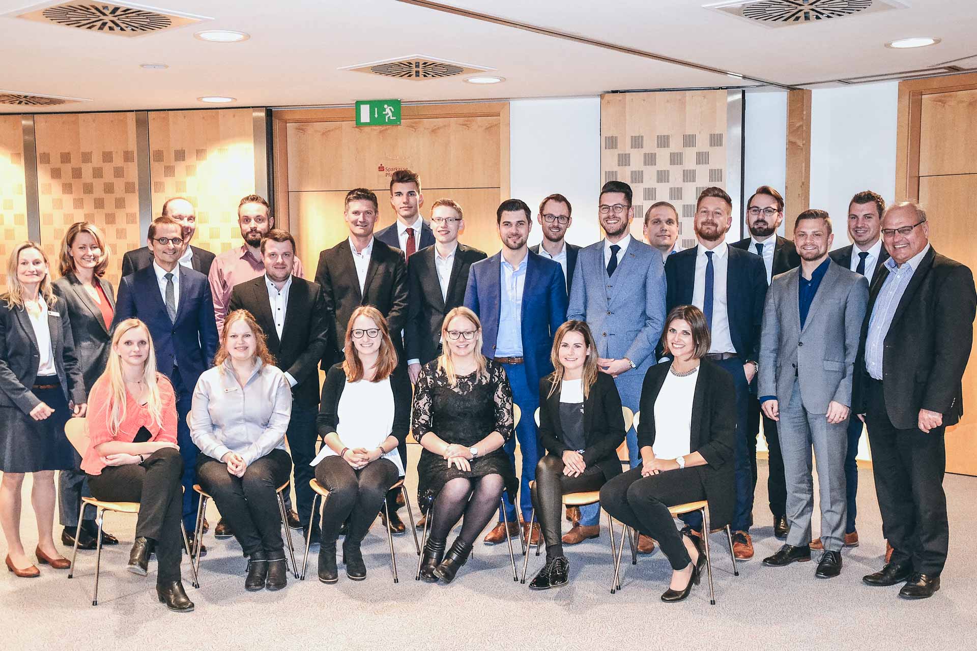 Sparkasse ehrt 25 Absolventinnen und Absolventen - Hallertau.de